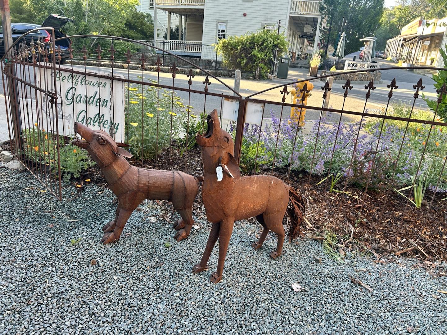 20+ DIY Yard Art Ideas to Add Whimsy, Color & Personality to Your ...